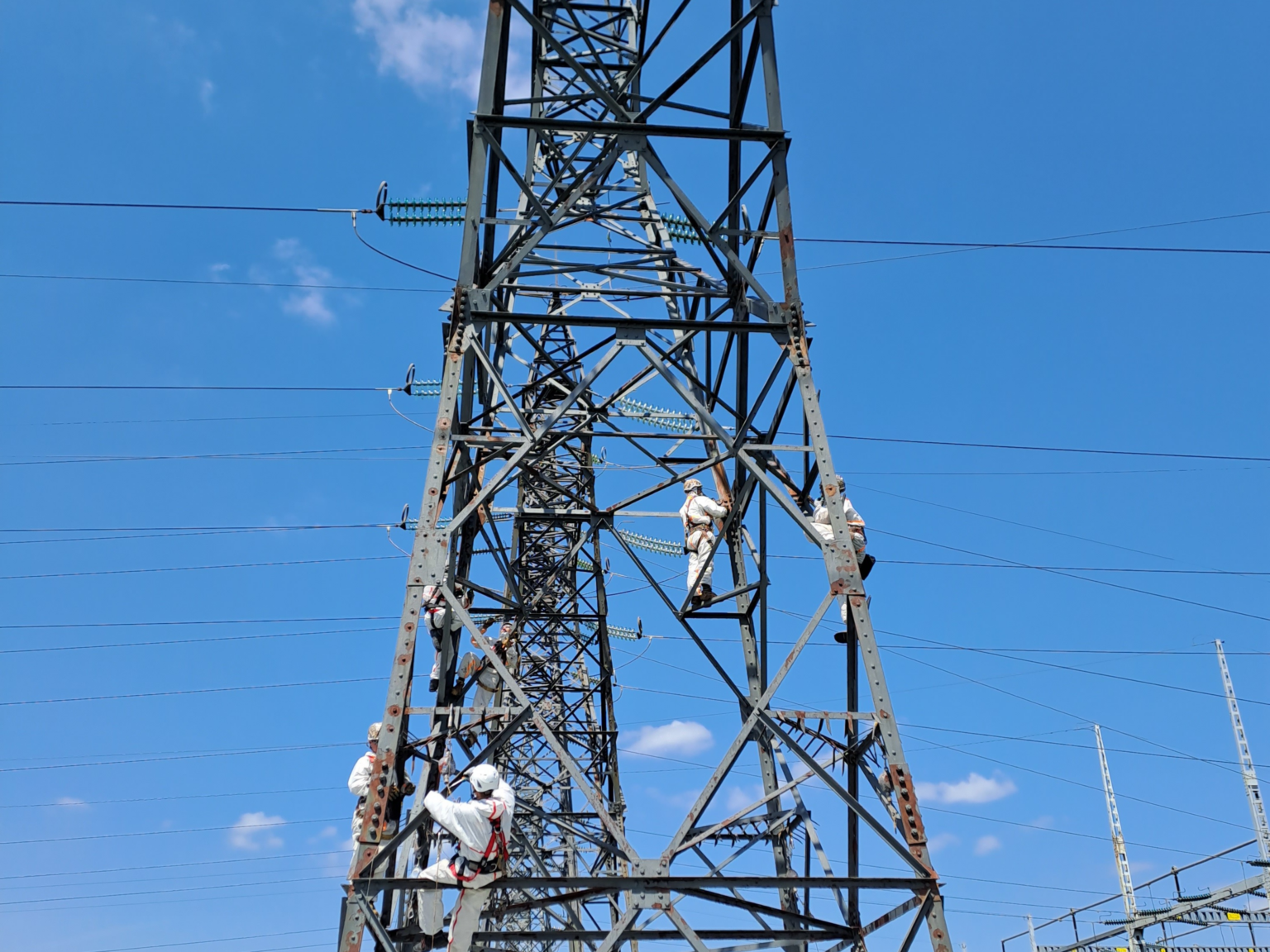 Des pylônes électriques durables grâce à protection anticorrosion