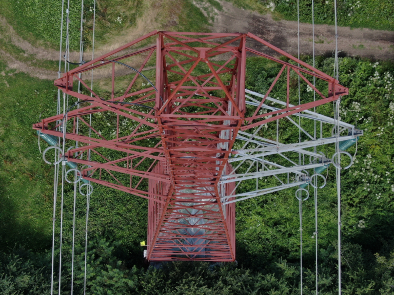 Des pylônes électriques durables grâce à protection anticorrosion