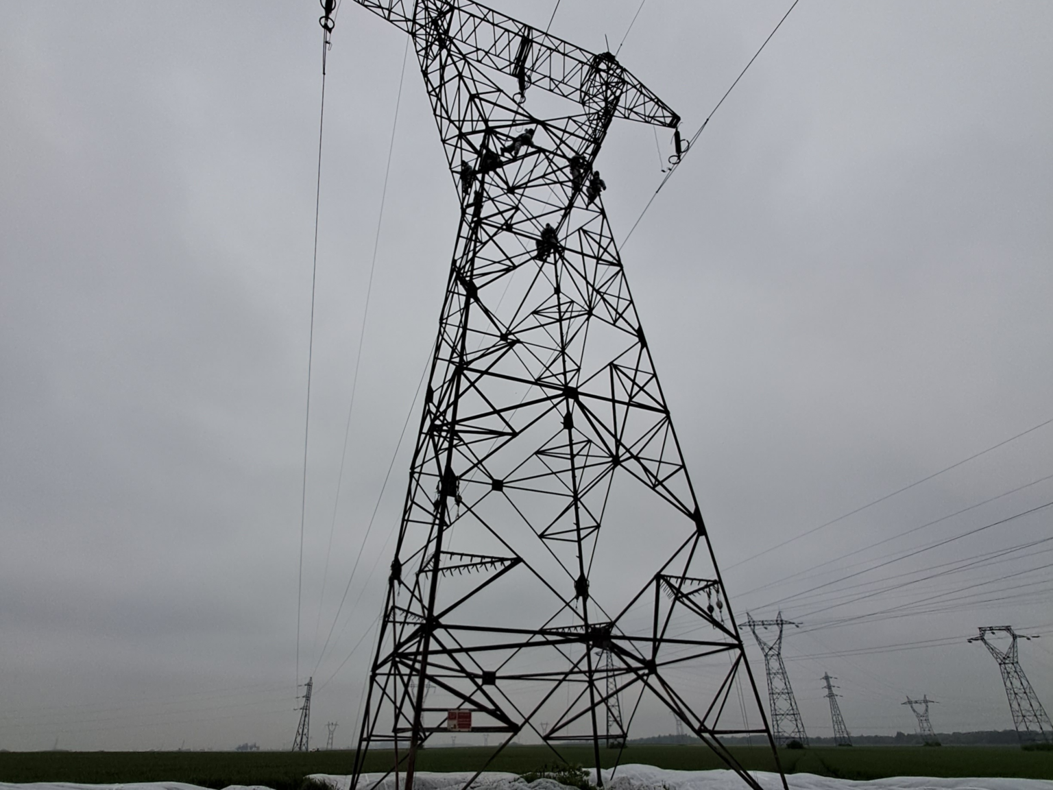 Des pylônes électriques durables grâce à protection anticorrosion